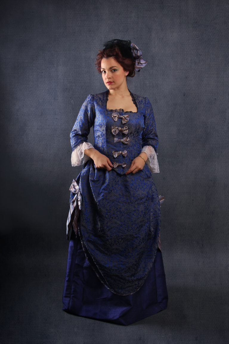 Robe 1880 damassée bleue